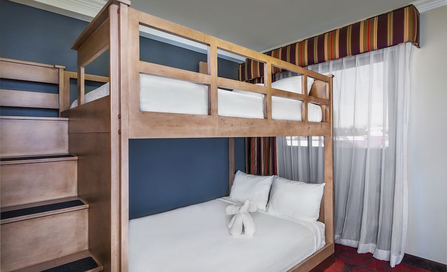 Desert Palms Hotel: Luxury Stay in Anaheim