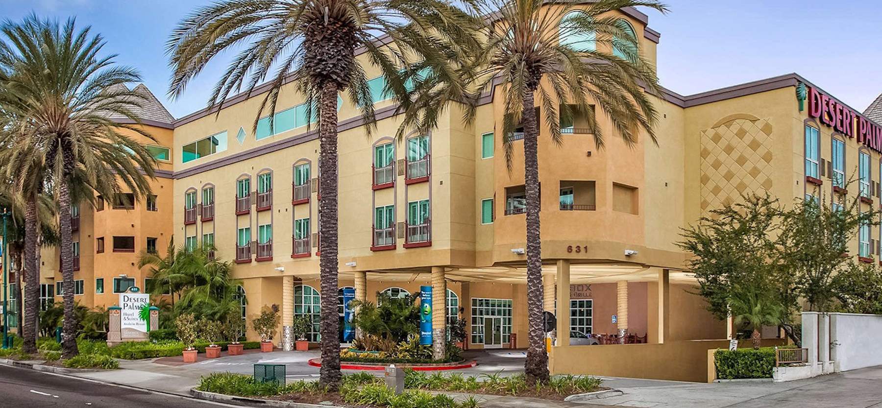Desert Palms Hotel: Luxury Stay in Anaheim